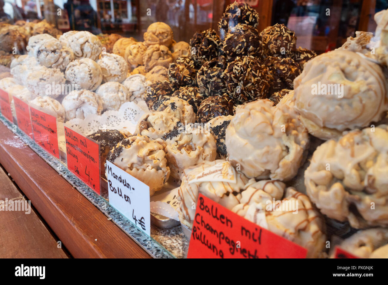 Snowball cake of Rothenburg (Rothenburger Schneeballen Stock Photo - Alamy