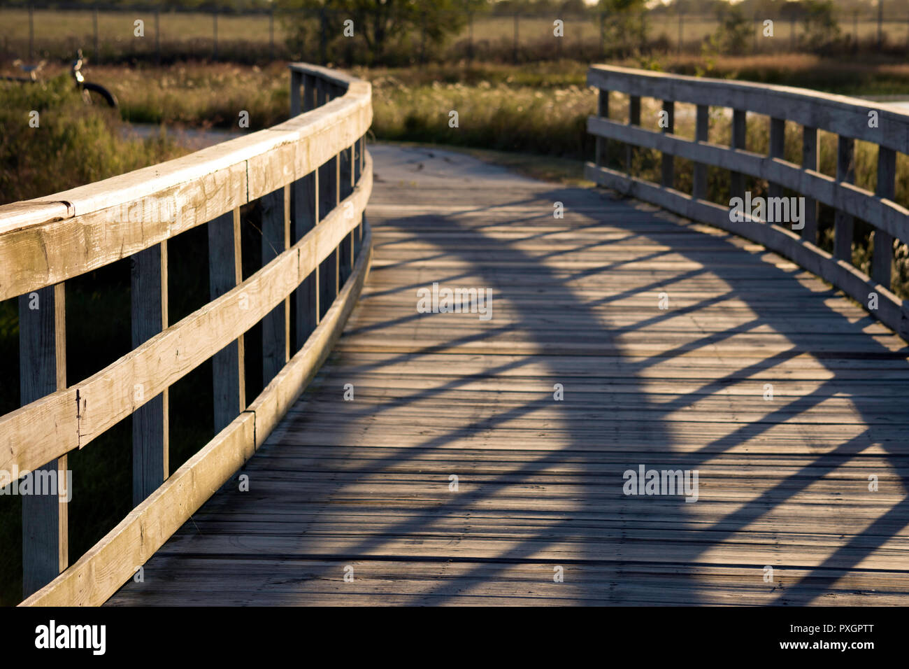 Curved wooden bridge hi-res stock photography and images - Alamy