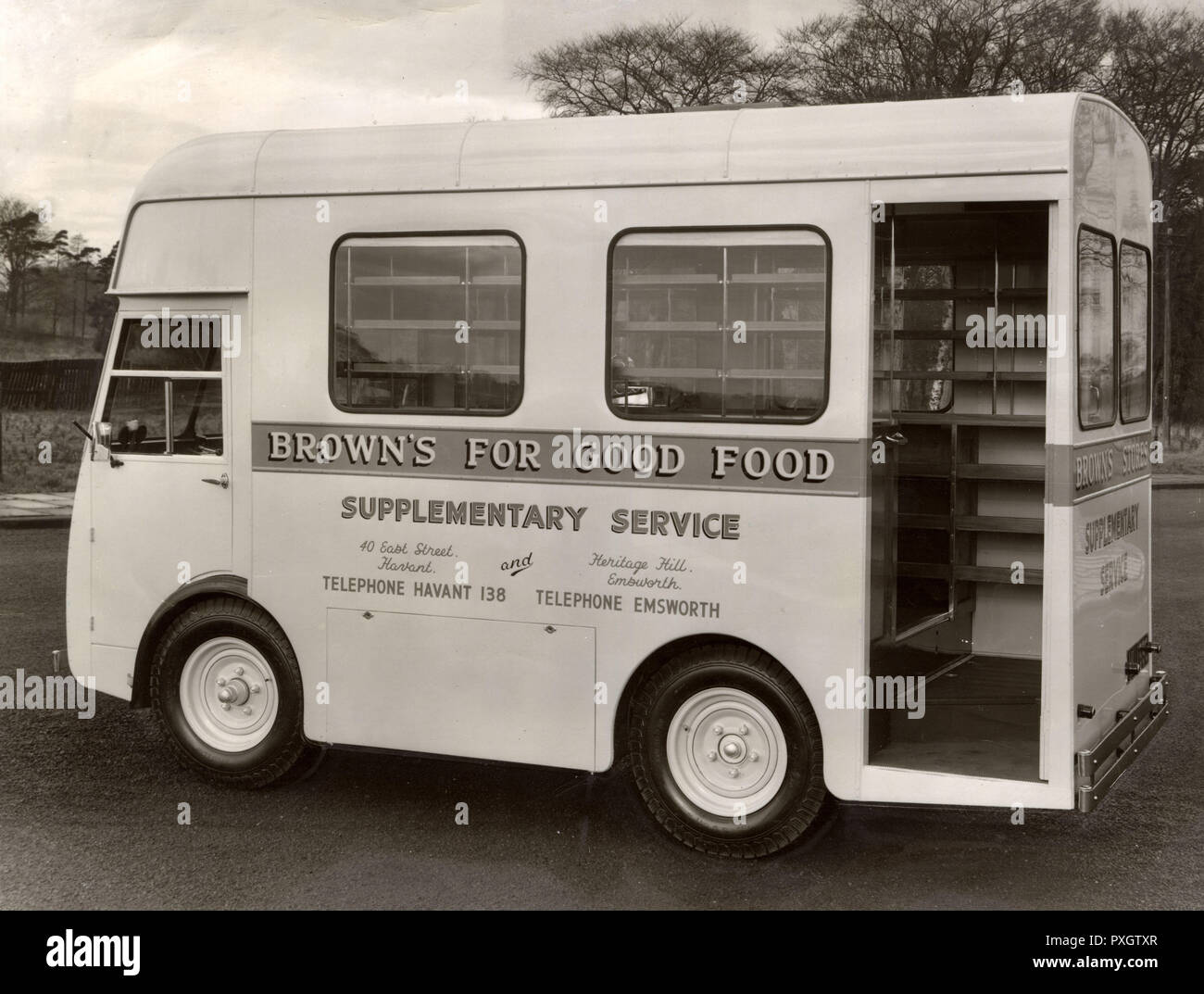 Mobile food vans hi-res stock photography and images - Alamy