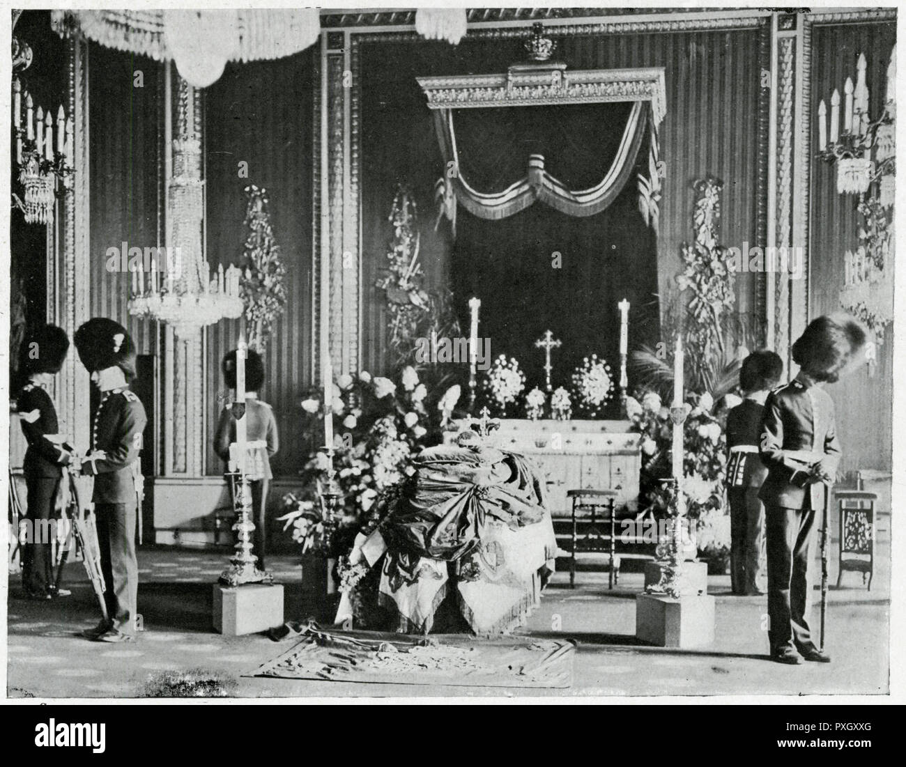 Death of Edward VII - soldiers guard coffin 1910 Stock Photo - Alamy