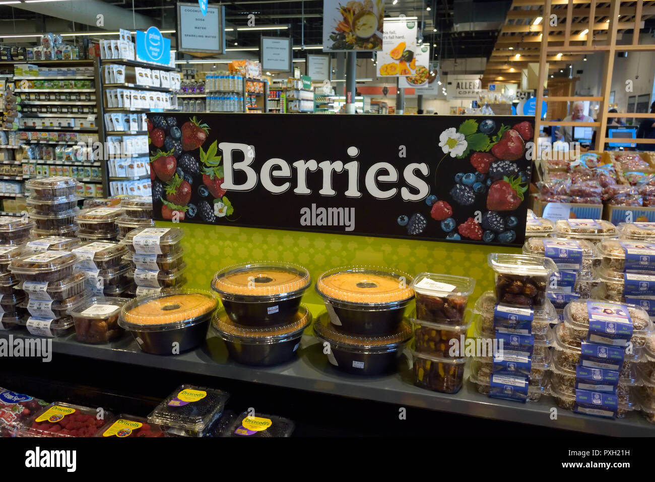 Whole food store interior hi-res stock photography and images - Alamy
