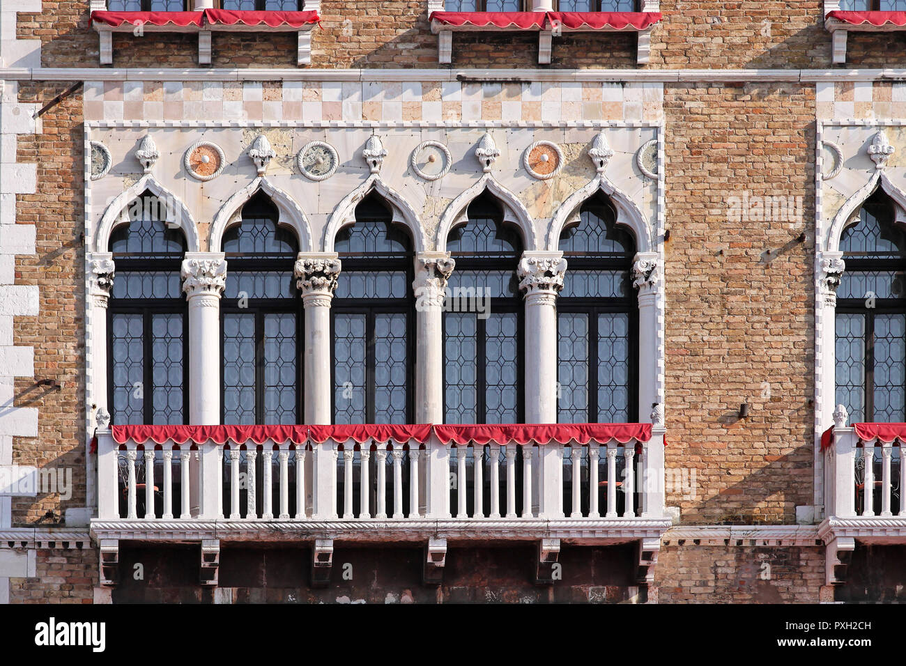 Traditional windows at old building in Venice Stock Photo - Alamy