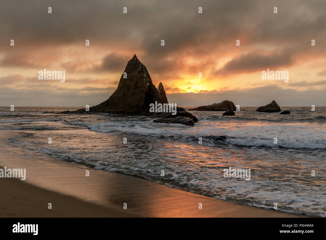 Rock stack Sunset at Martin's Beach near Half Moon Bay Stock Photo - Alamy