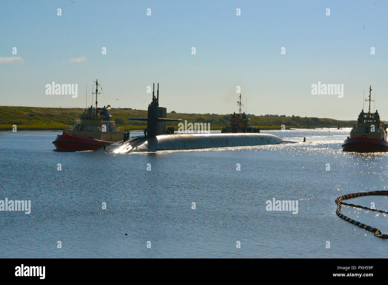 The Ohio-class ballistic-missile submarine USS Tennessee (SSBN 734 ...