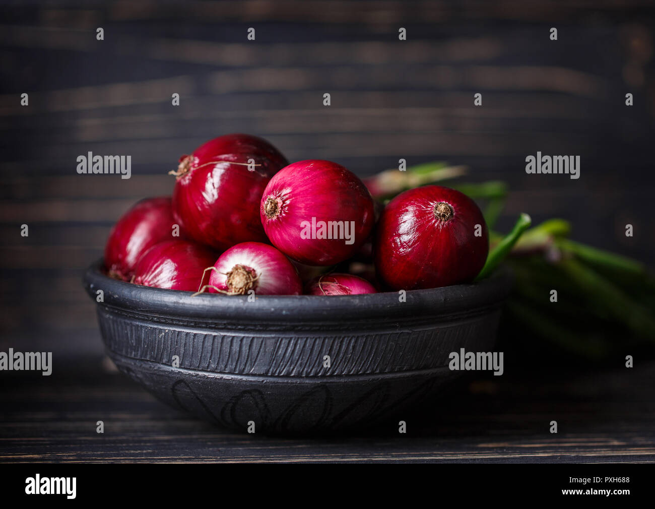 Full plate of the ripe red onion Stock Photo - Alamy