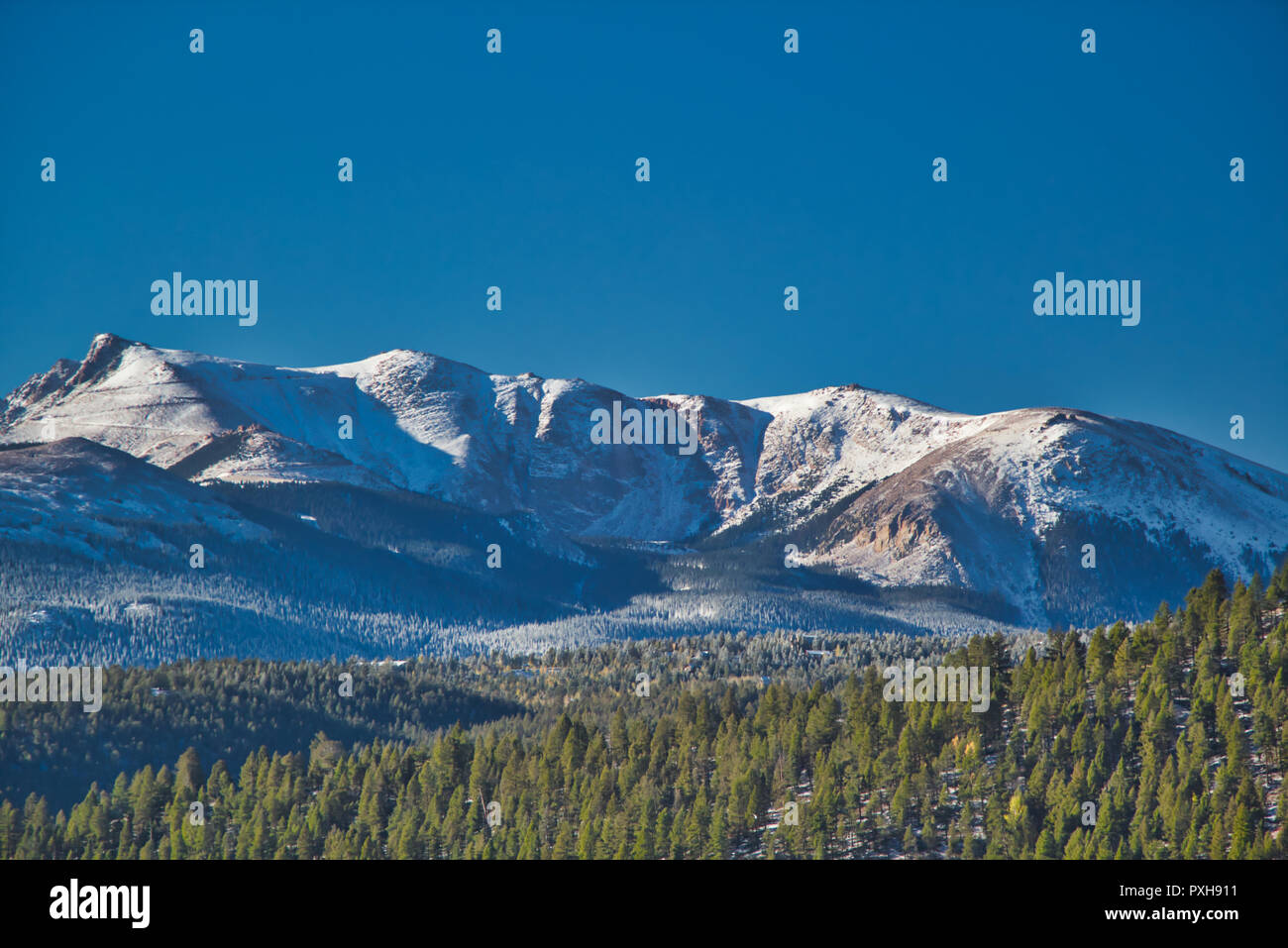 Sunny snowy mountains hi-res stock photography and images - Alamy