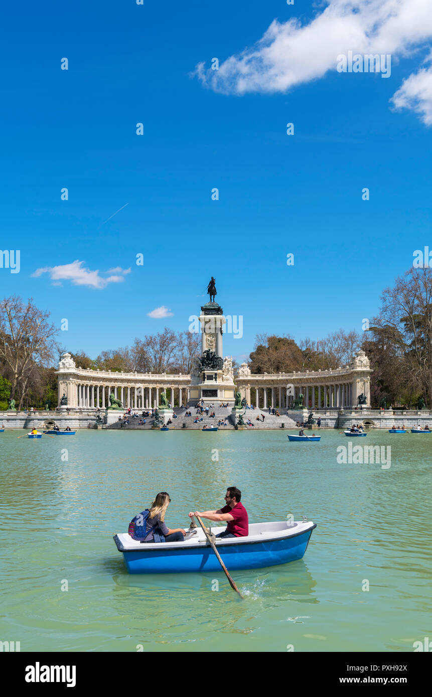 Madrid, El Retiro. Couple boating on the Estanque Grande del Retiro ...