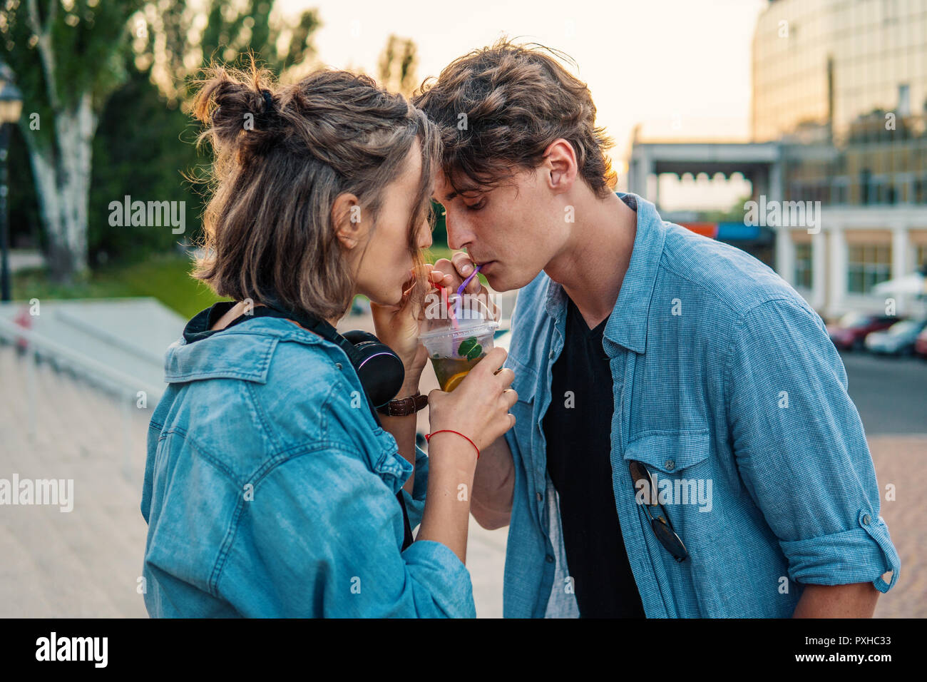 Couple cocktail sunset hi-res stock photography and images - Alamy