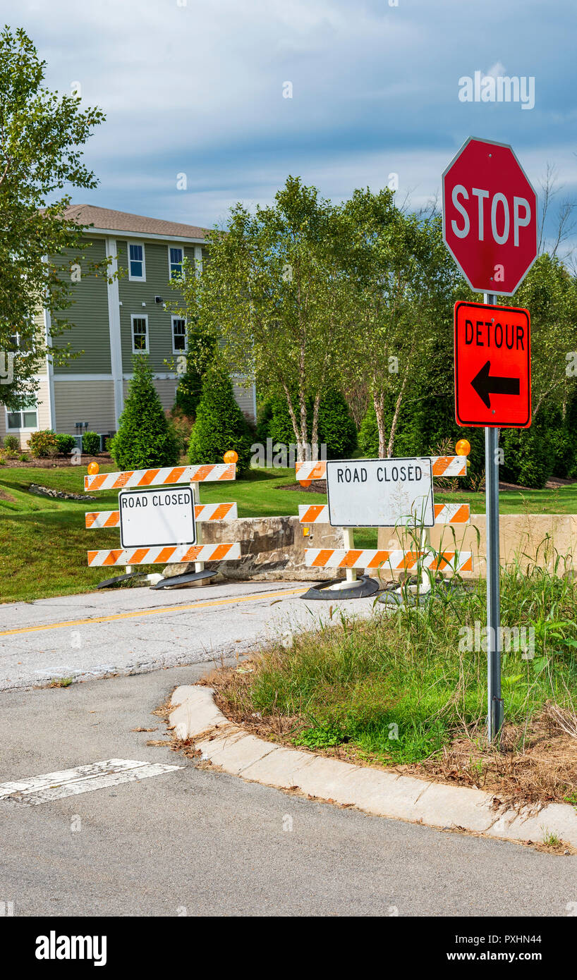 Detour signs hi-res stock photography and images - Alamy