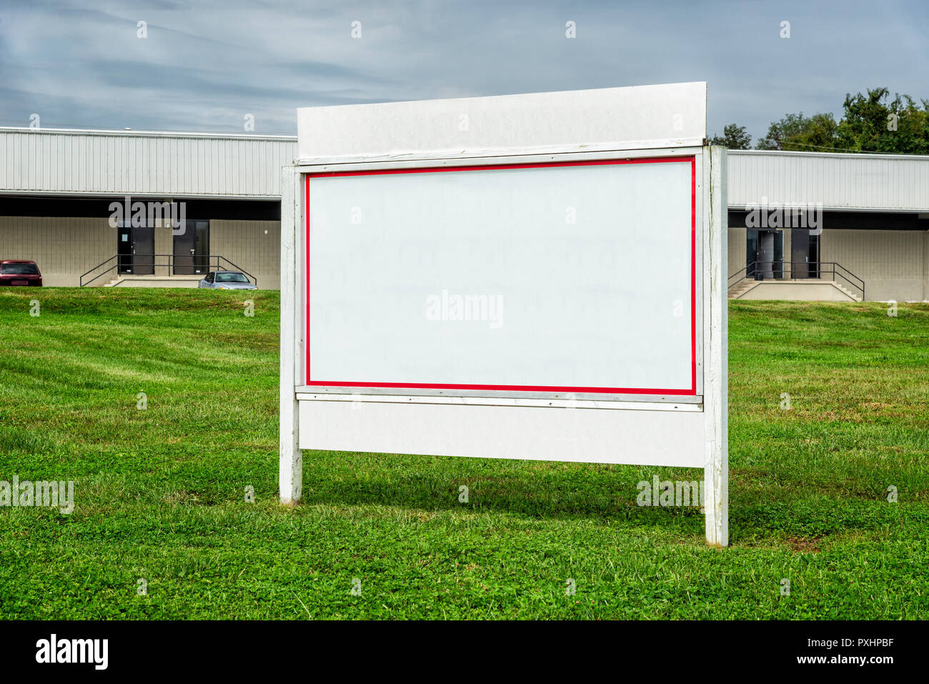 Large blank sign in front hi-res stock photography and images - Alamy