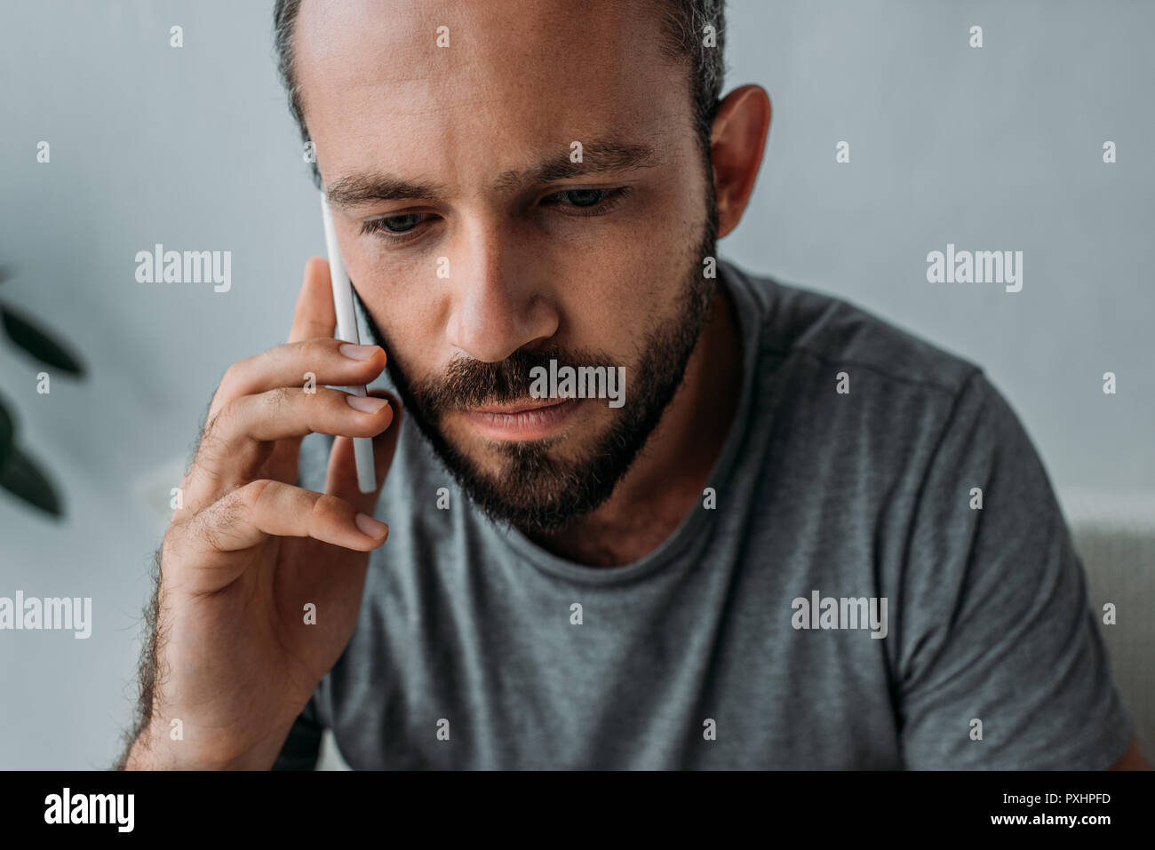 Smartphone looking down hi-res stock photography and images - Alamy