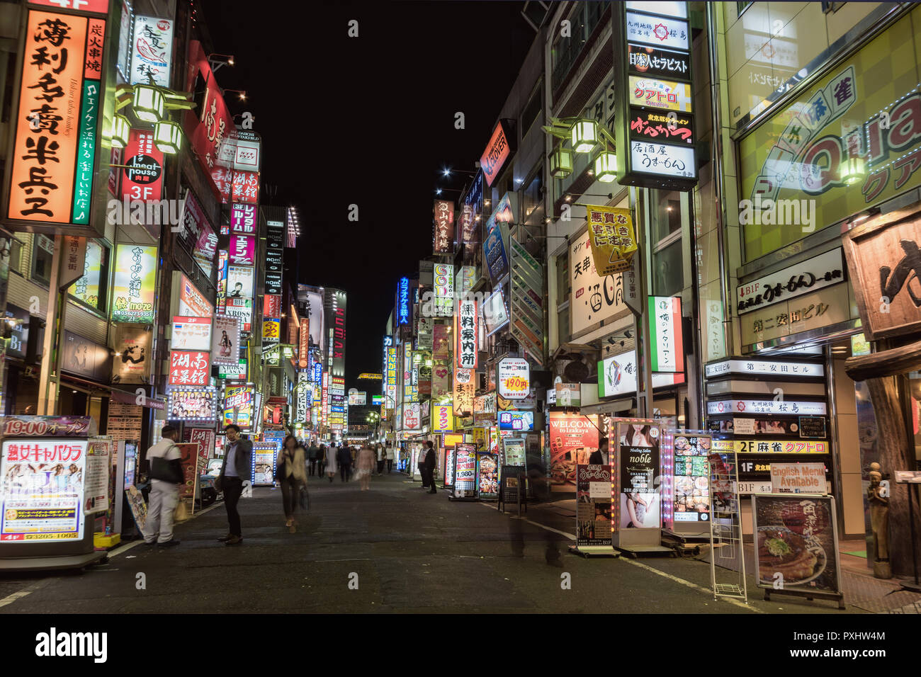 Night lights and pedestrians on a Shinjuku side street, Tokyo, Japan ...