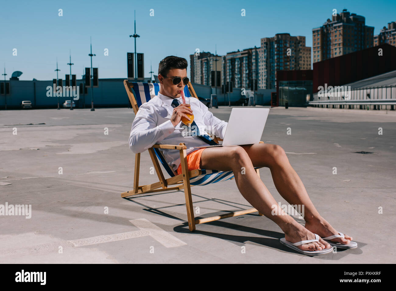Cocktail sun lounger hi-res stock photography and images - Alamy