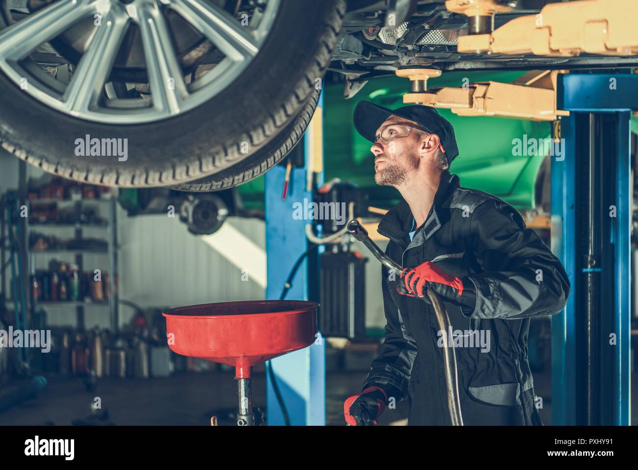 Oil change hi-res stock photography and images - Alamy