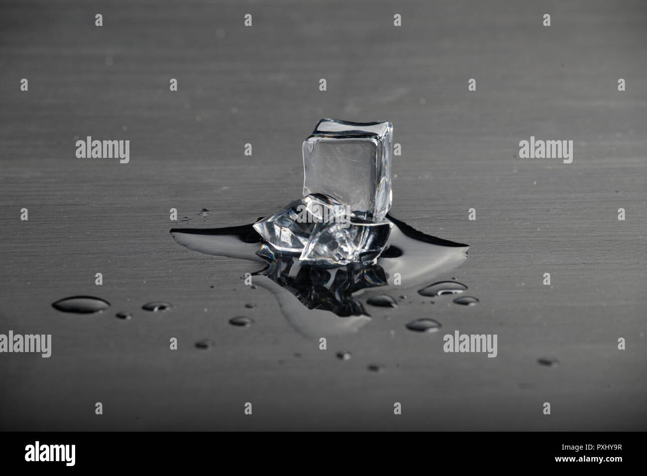 Melting ice cube hi-res stock photography and images - Alamy