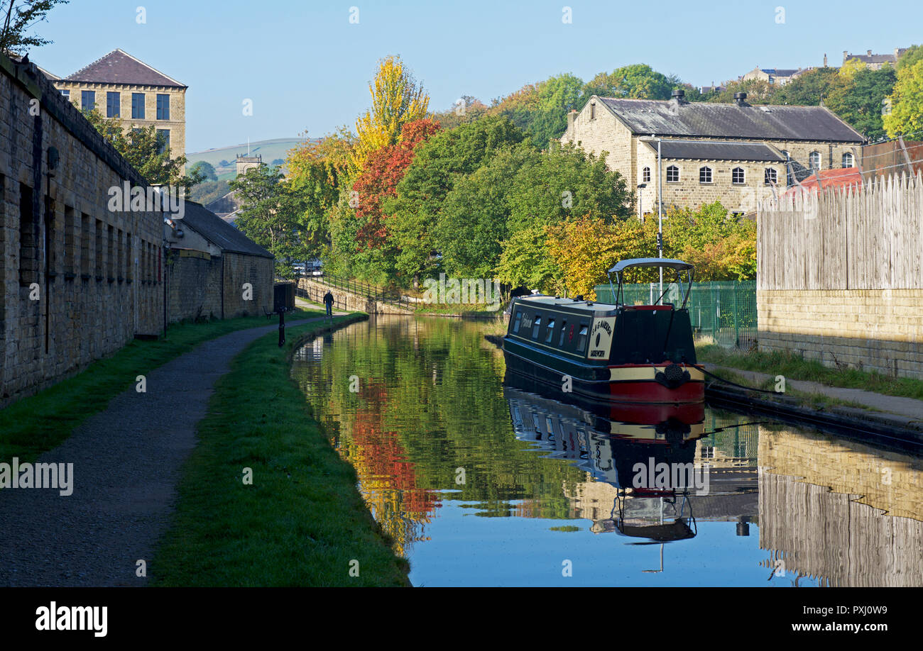 The Huddersfield Narrow Canal, Slaithwaite, West Yorkshire, England UK ...