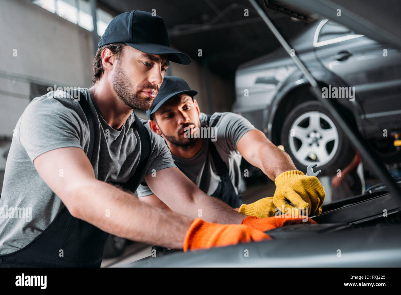 Mechanic Shop Workers High Resolution Stock Photography and Images - Alamy