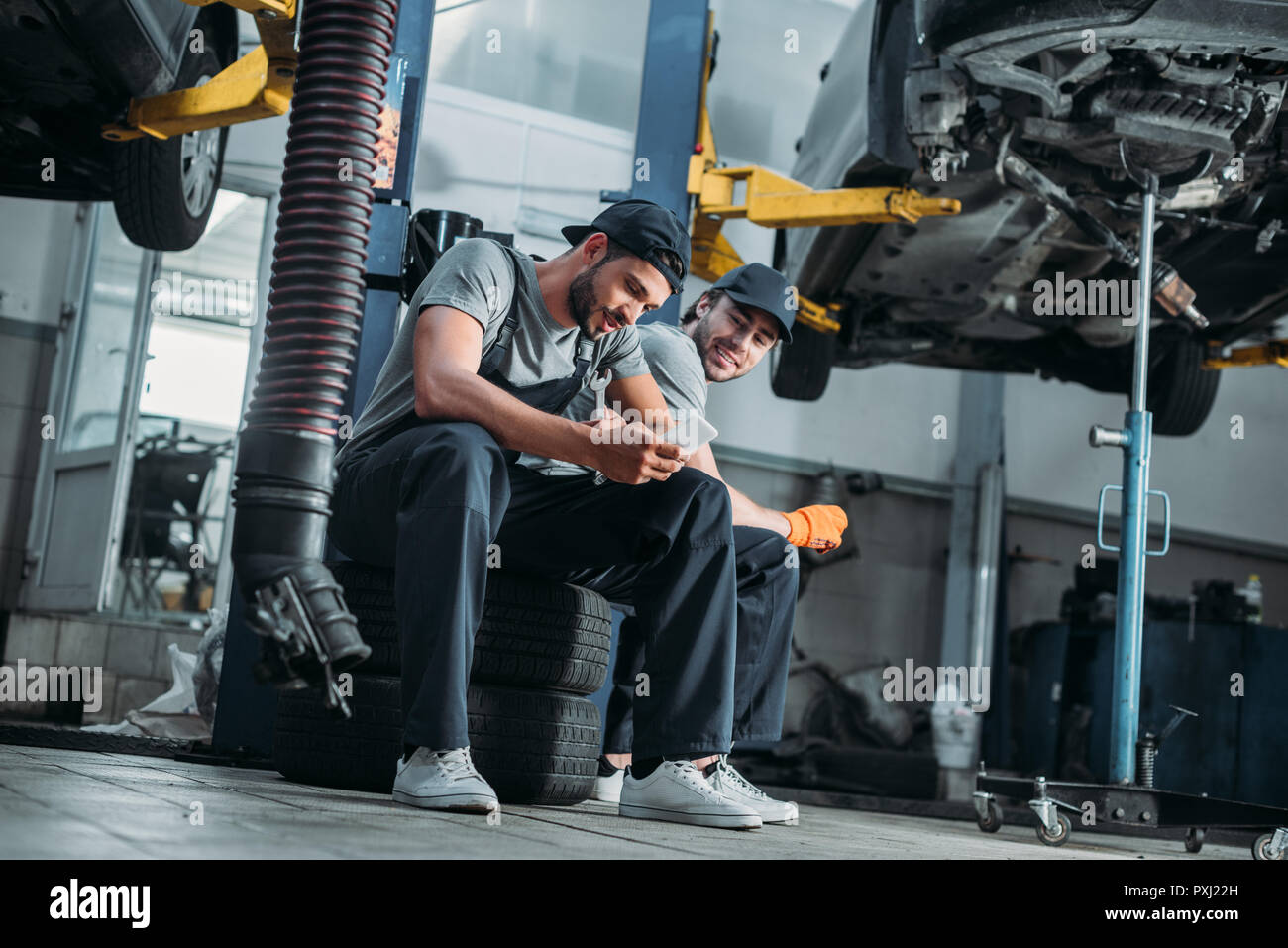Using mechanics hi-res stock photography and images - Alamy