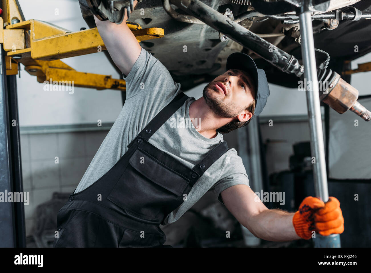 Mechanic in uniform working hi-res stock photography and images - Alamy