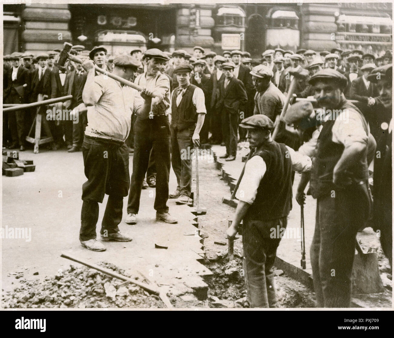 1920s digging hi-res stock photography and images - Alamy