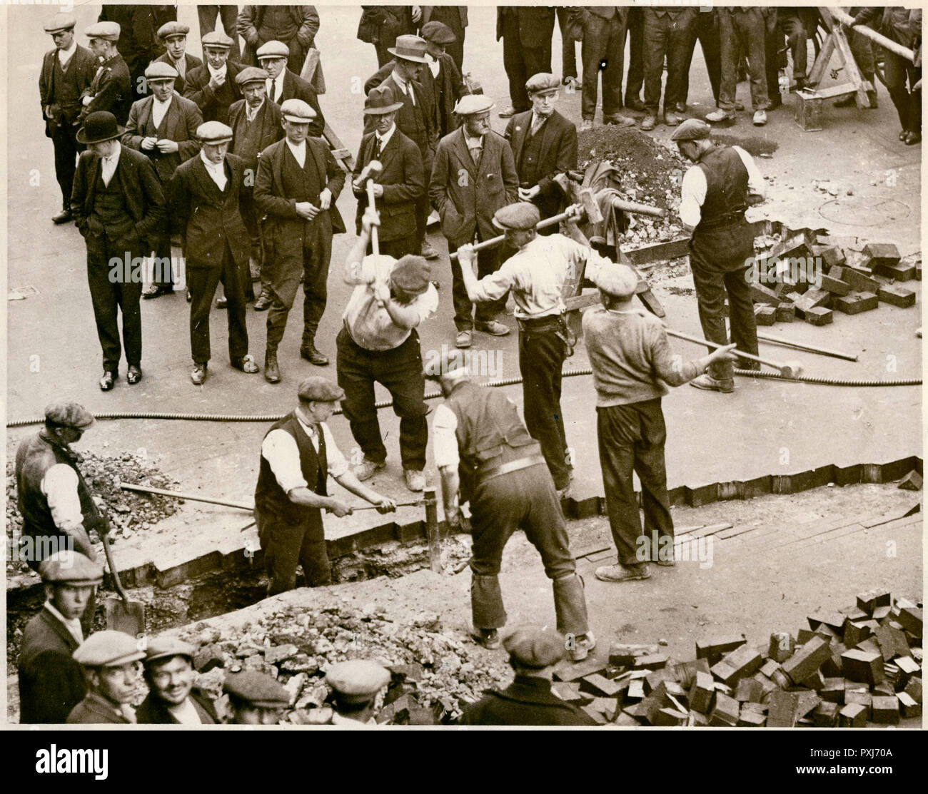 1920s digging hi-res stock photography and images - Alamy