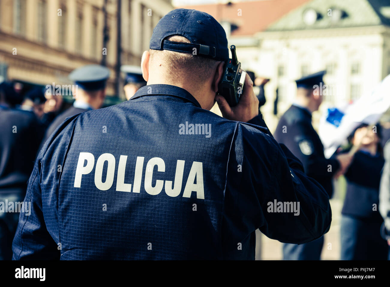 Policeman back hi-res stock photography and images - Alamy