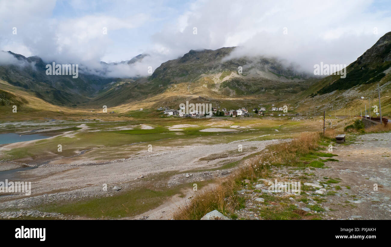 Splügenpass mit dem Stausee Monte Spluga und umliegenden Bergen im ...