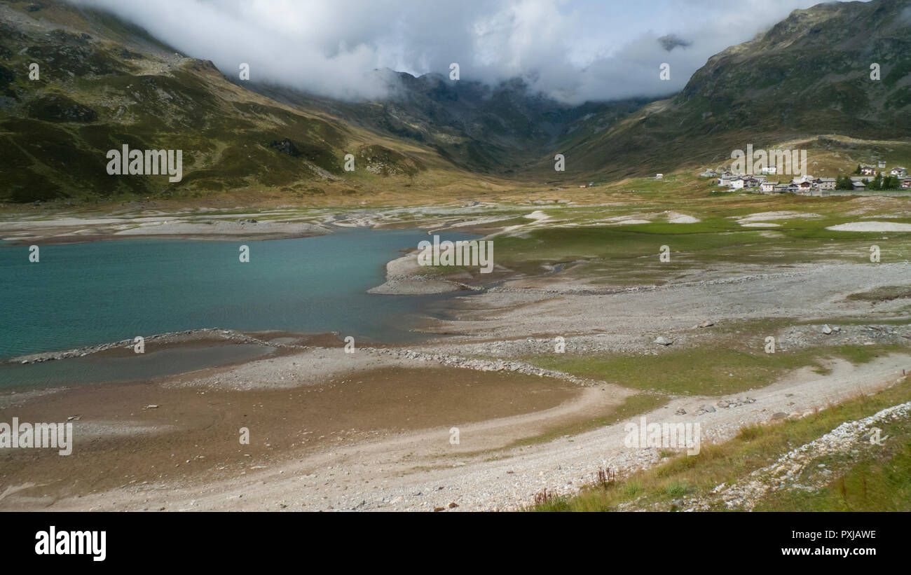 Splügenpass mit dem Stausee Monte Spluga und umliegenden Bergen im ...