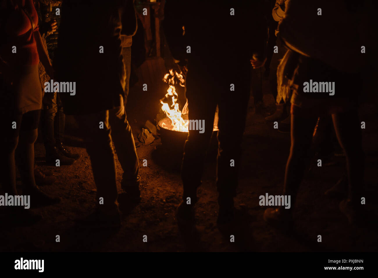 People around a bonfire hi-res stock photography and images - Alamy