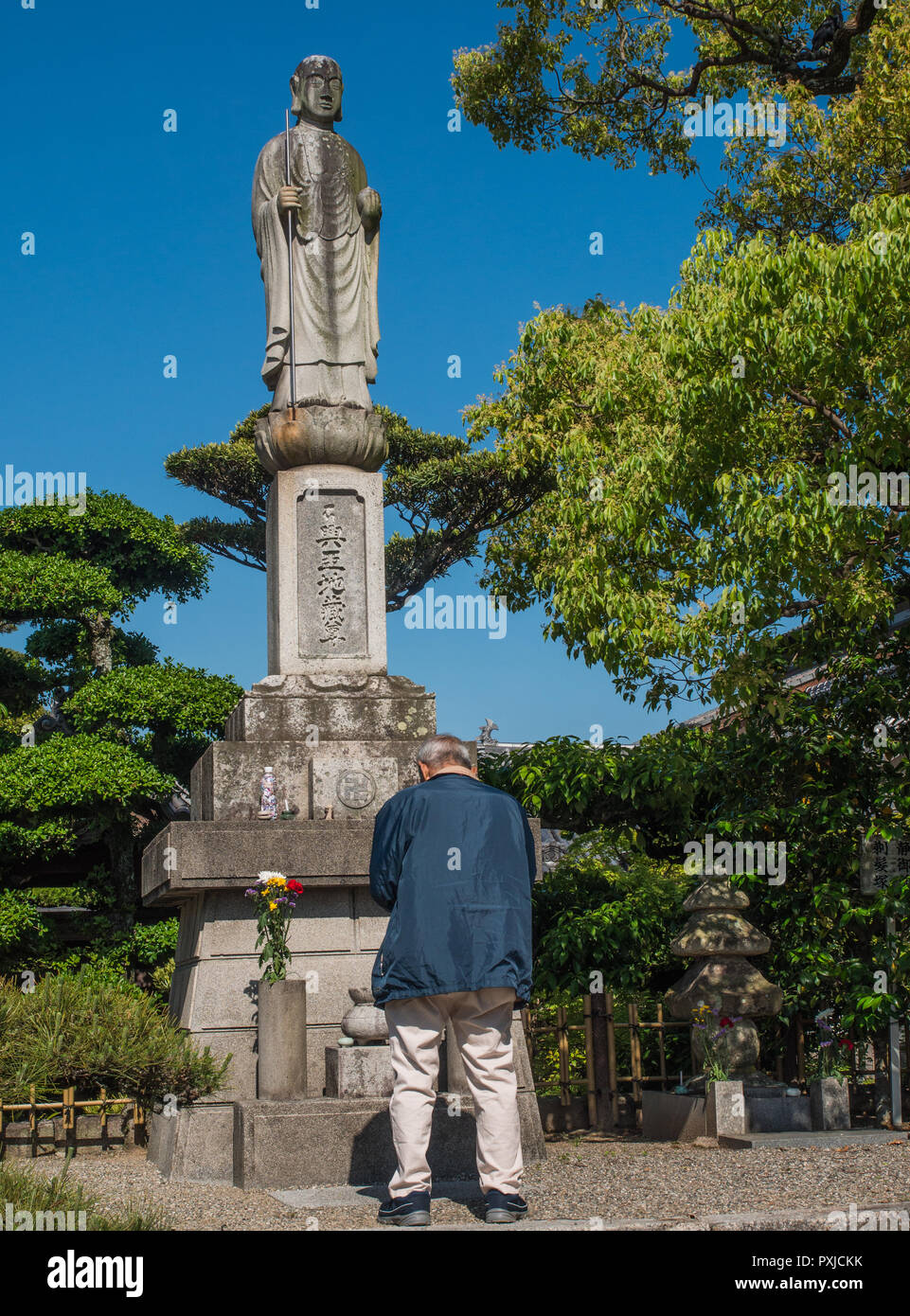 Man praying at temple hi-res stock photography and images - Alamy