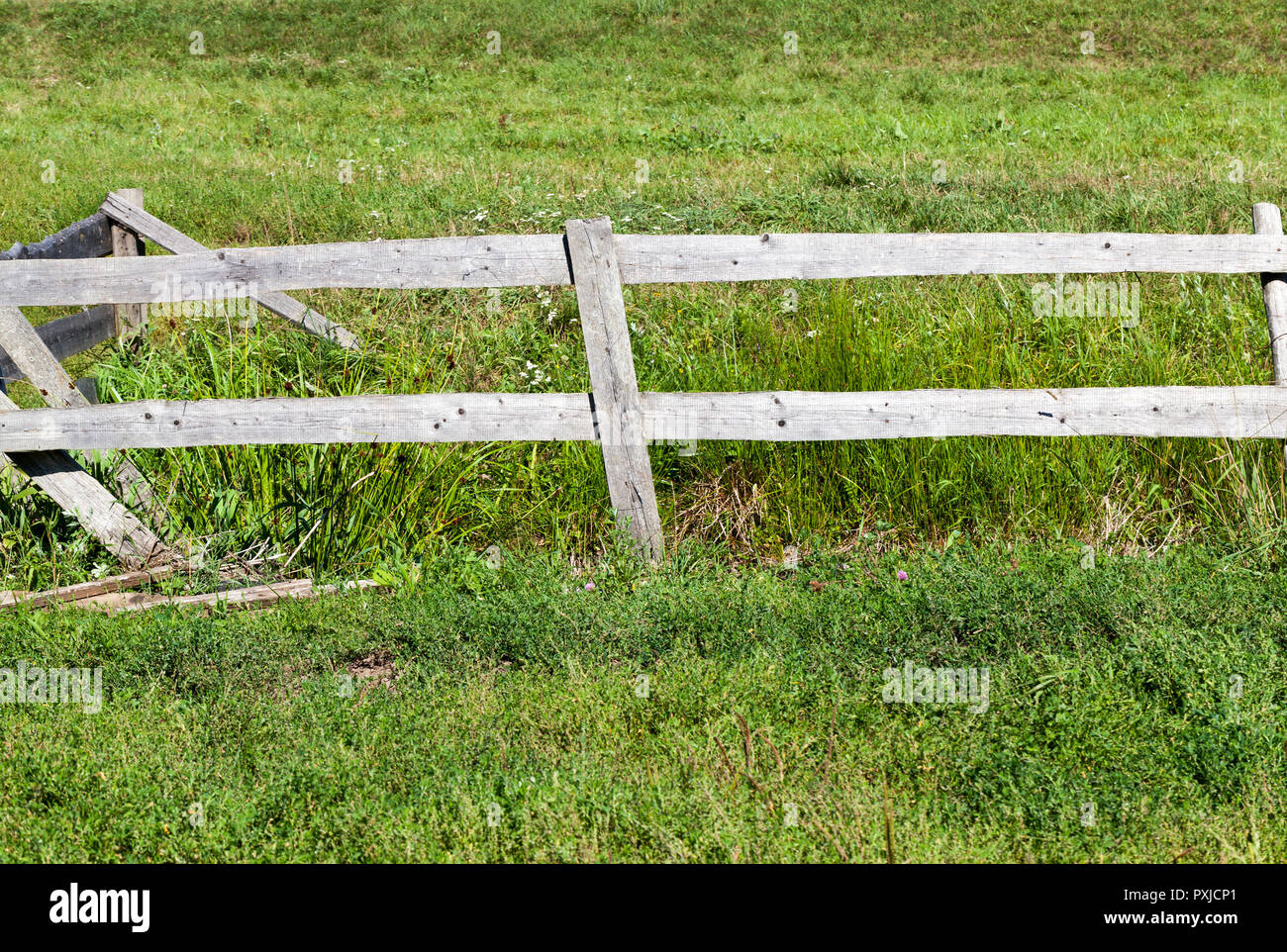 Wood fence with slit hi-res stock photography and images - Alamy