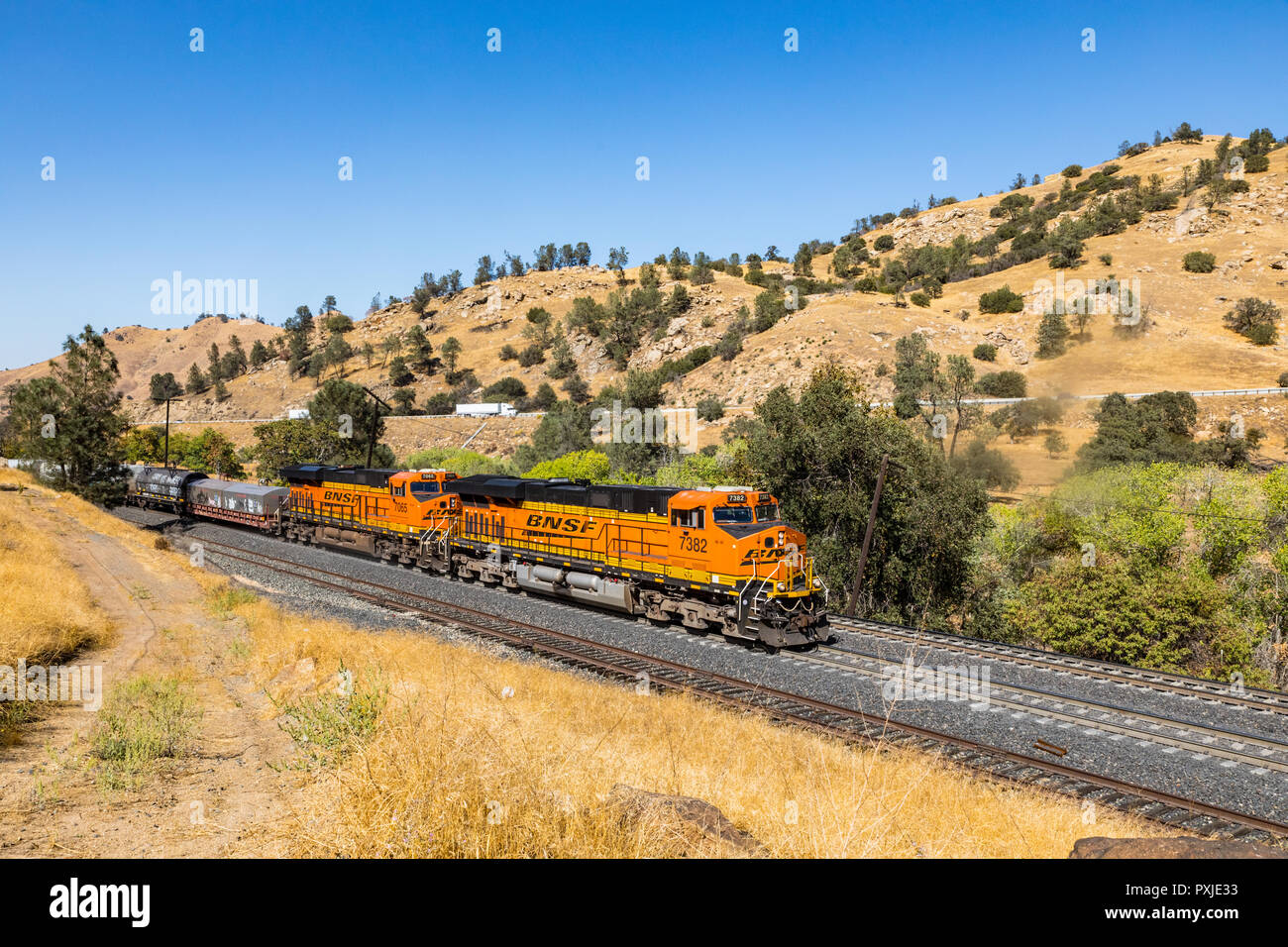 An eastbound Union Pacific train in the Tehachapi Loop of Californai Stock Photo - Alamy