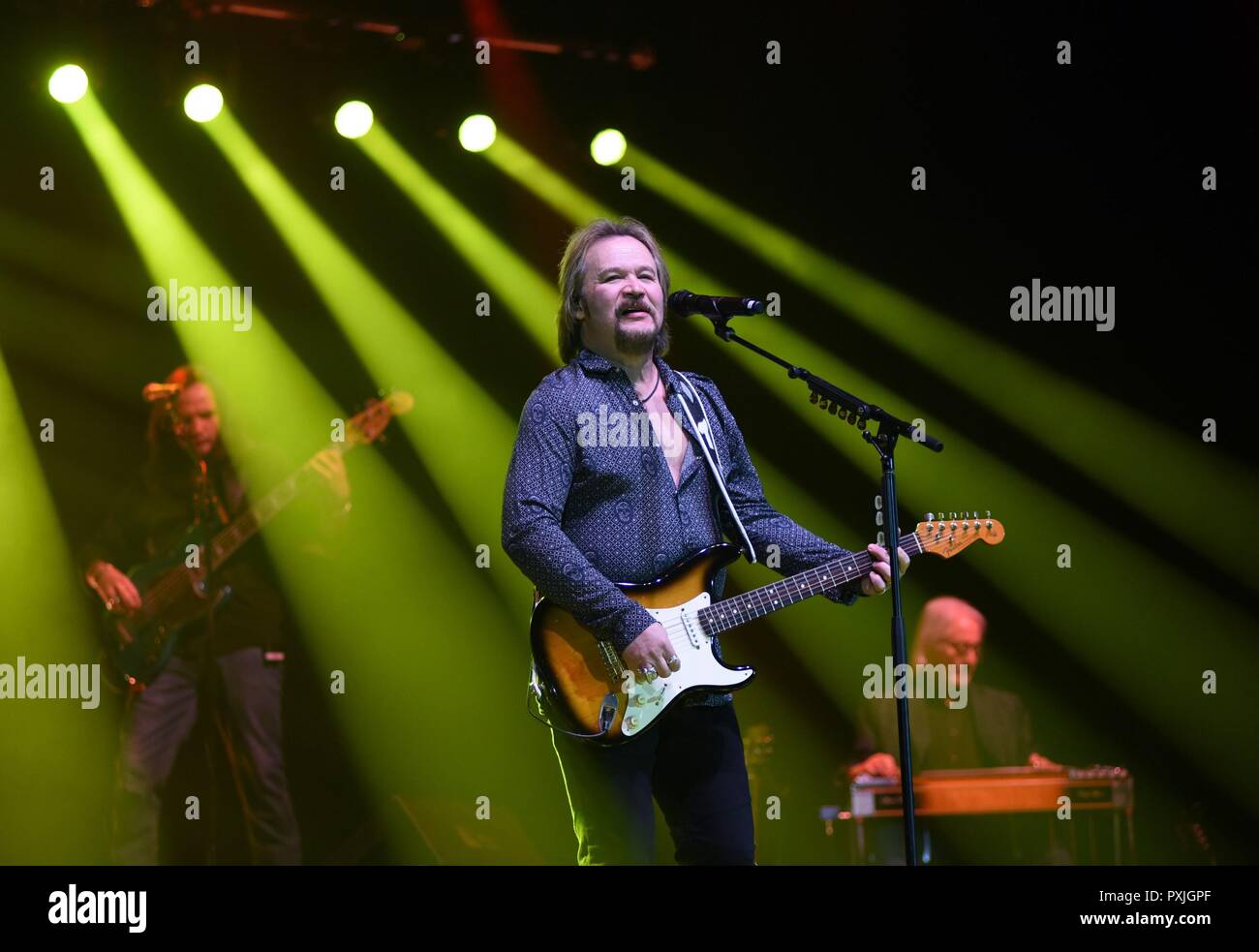 Travis tritt in concert hi-res stock photography and images - Alamy