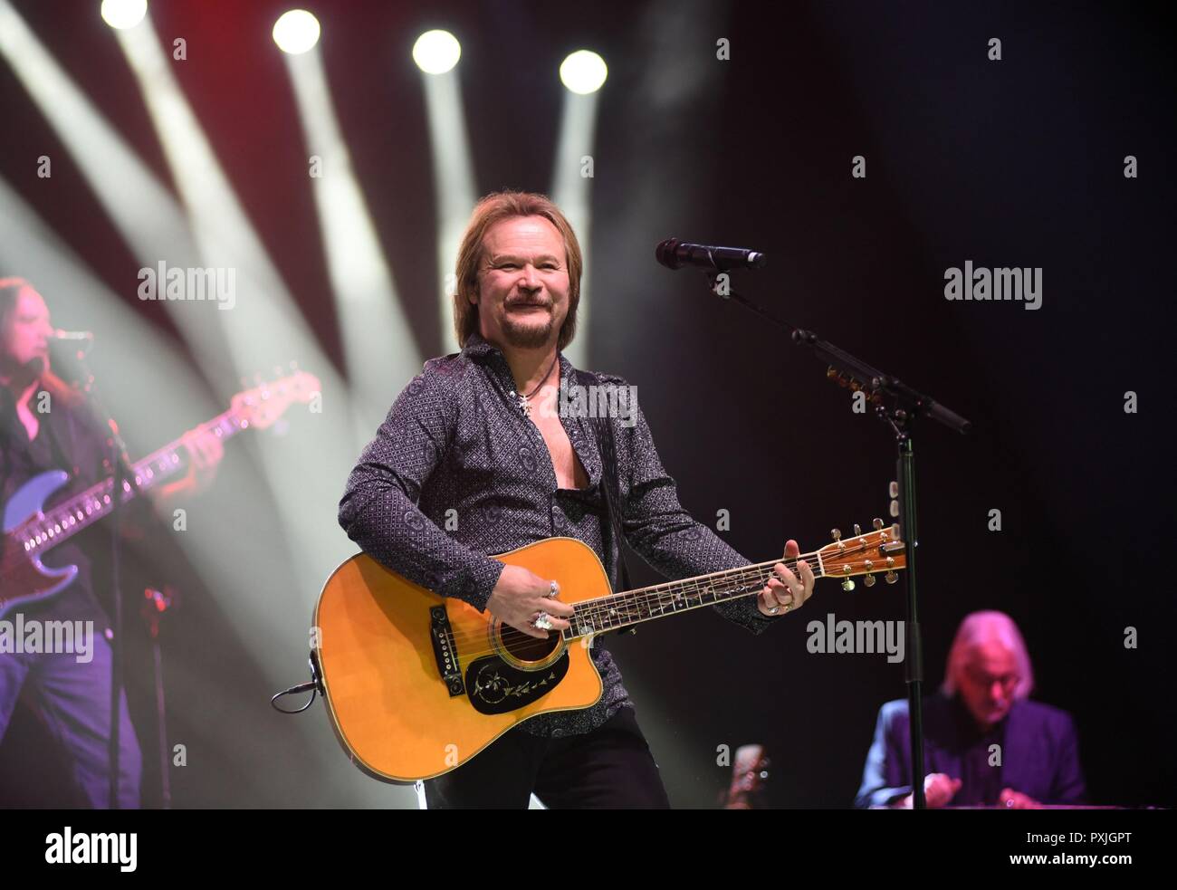 Travis tritt in concert hi-res stock photography and images - Alamy