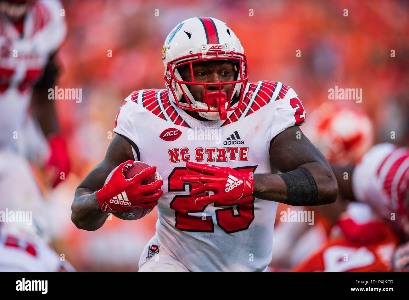 North Carolina State Wolfpack running back Reggie Gallaspy II (25 ...