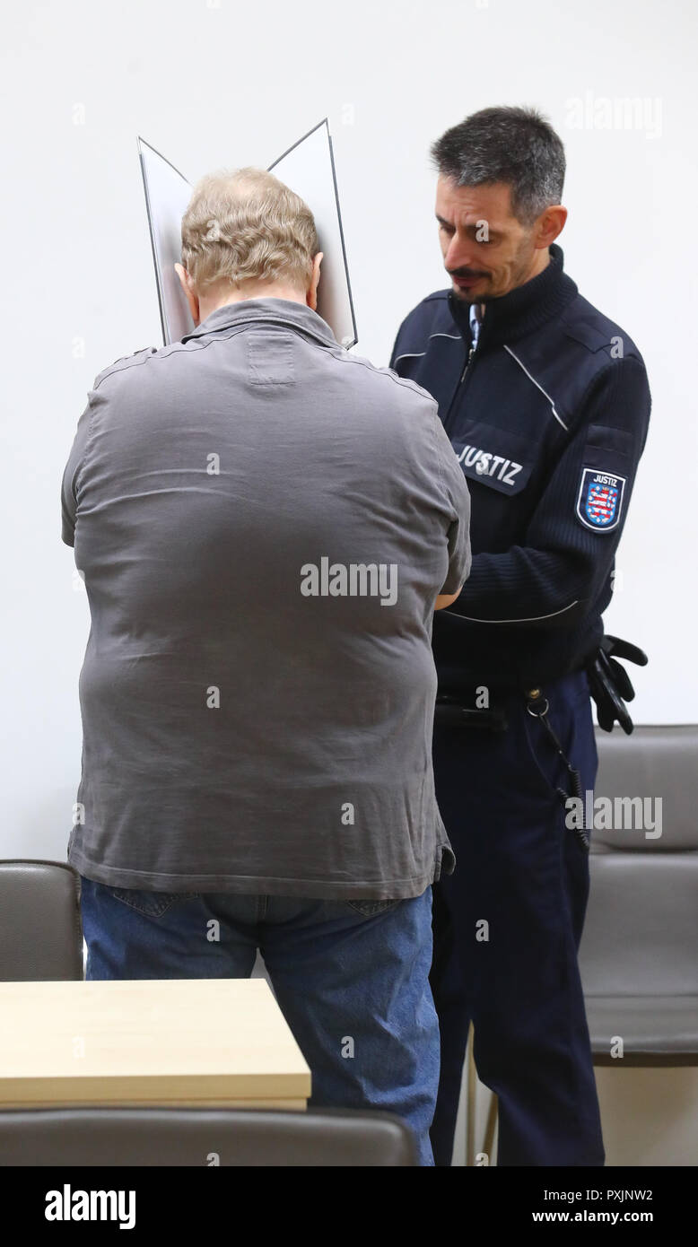 23 October 2018, Thuringia, Gera: The defendant, who hides his face ...
