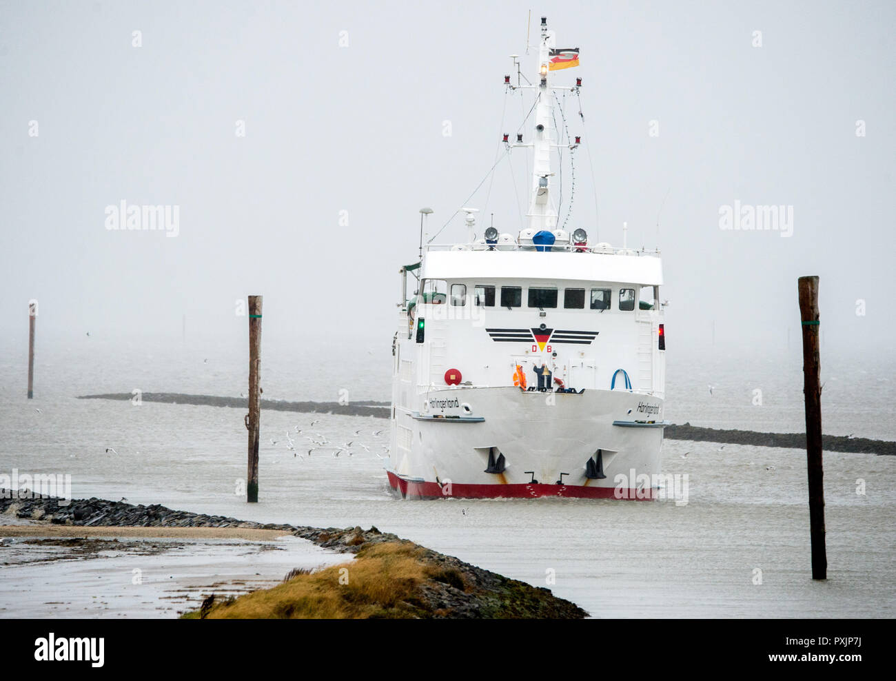 Harlesiel, Germany. 23rd Oct, 2018. The ferry "Harlingerland" enters ...