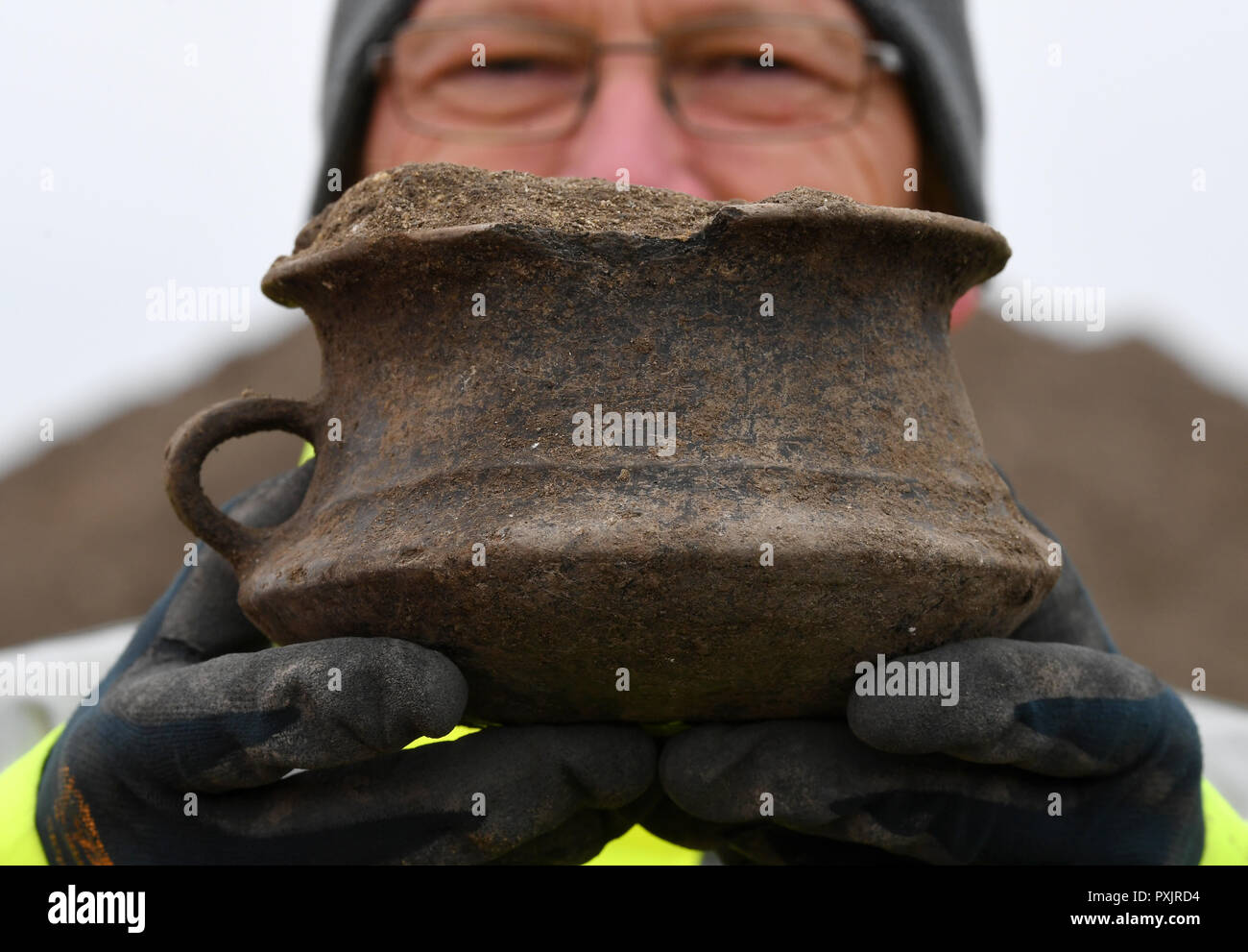 Bronze age pot hi-res stock photography and images - Alamy