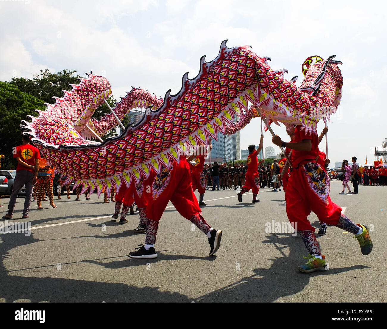 Manila, Philippines. 12th Jan, 2012. Filipino Chinese dragon dancers ...