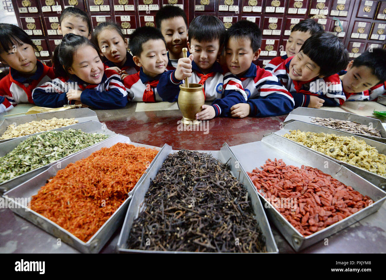 Traditionalhandan hi-res stock photography and images - Alamy