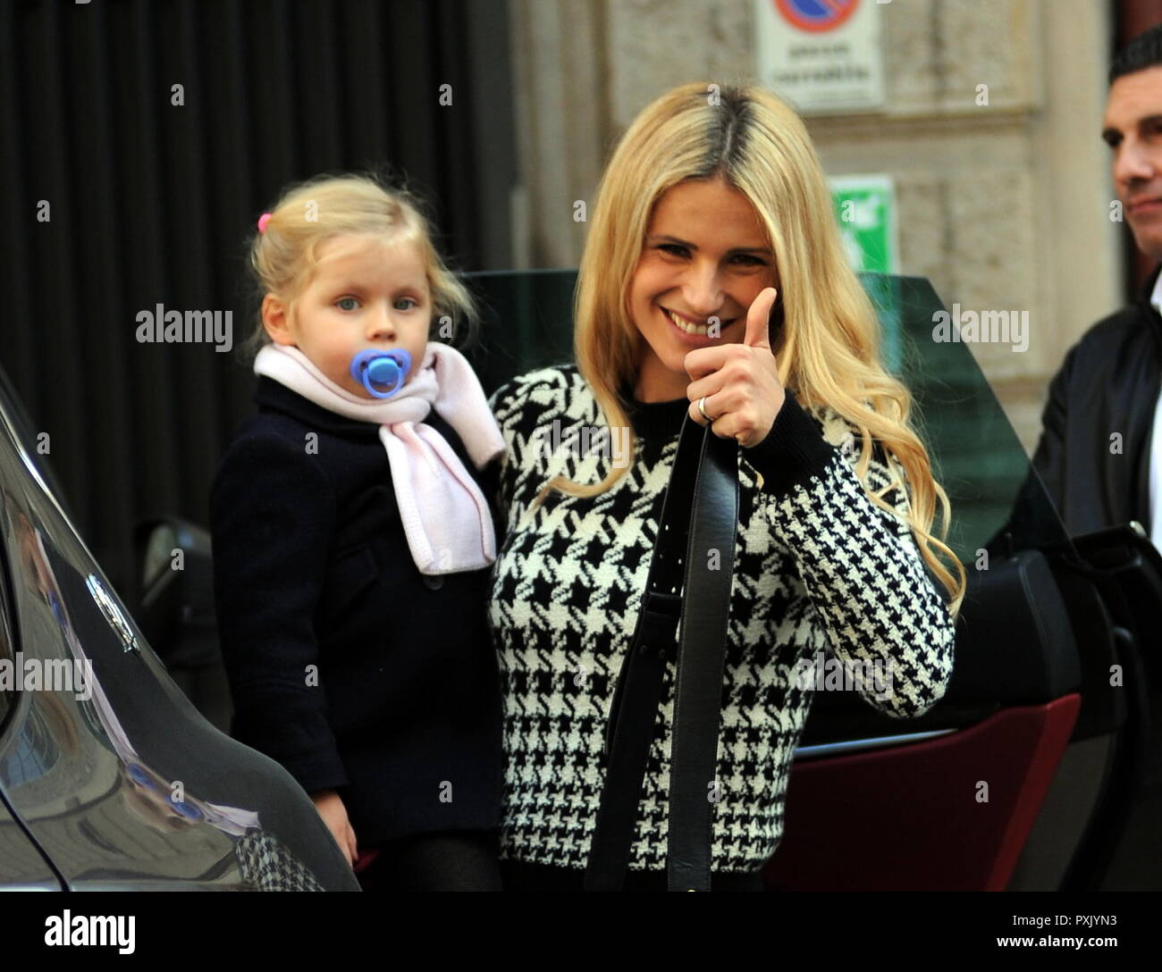 Milan, Michelle Hunziker and daughter come out of the restaurant ...