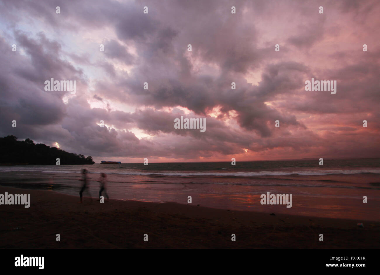 Pangandaran, West Java, Indonesia. 23rd Oct, 2018. View of sunset on ...