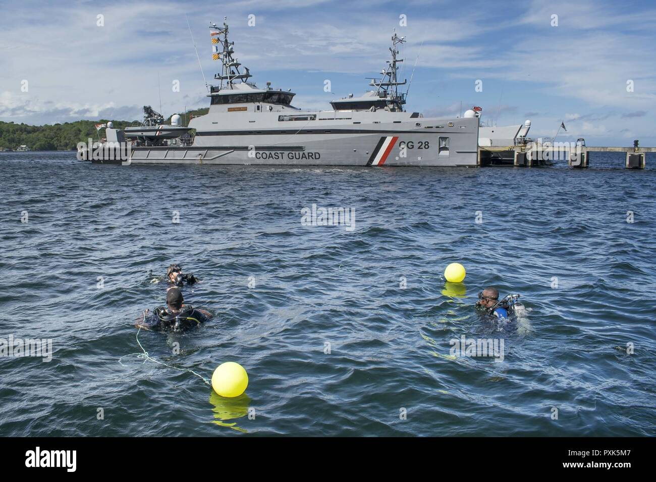 Leading Seaman Justin McKinstry from Fleet Diving Unit Atlantic ...