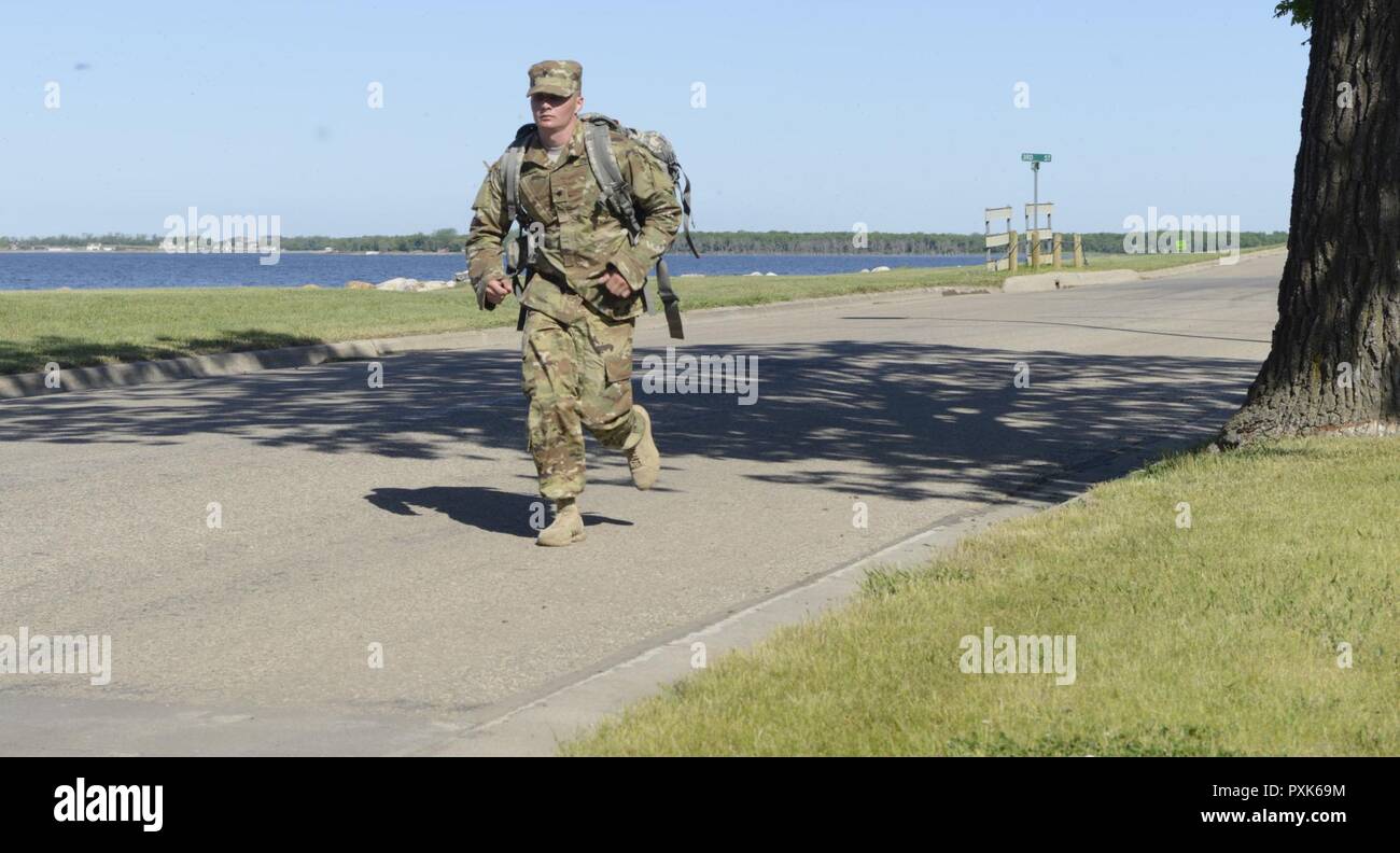Spc. Eric Linde pushes through the last two kilometers on the Fallen ...