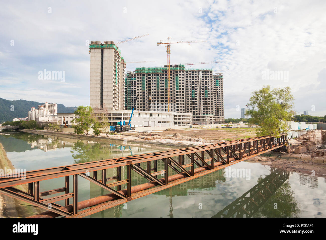 The technology or art of high rise apartment construction using crane ...
