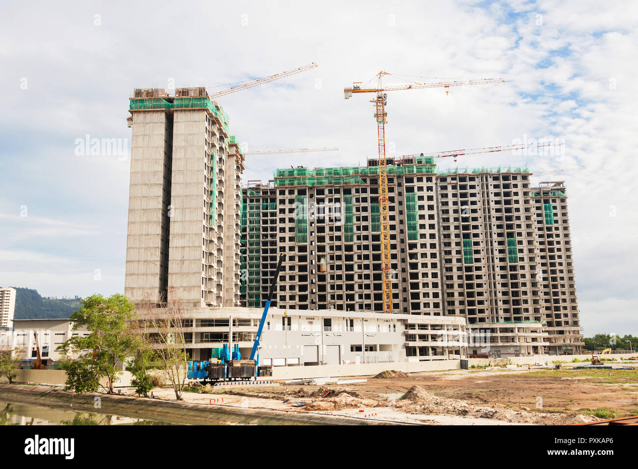 The technology or art of high rise apartment construction using crane ...