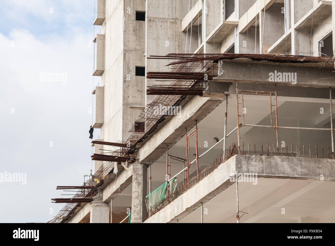 The technology or art of high rise apartment construction using crane ...
