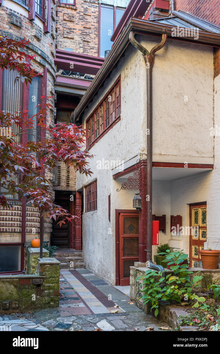 Interior courtyard of Carl Street studios in the Old Town neighborhood ...