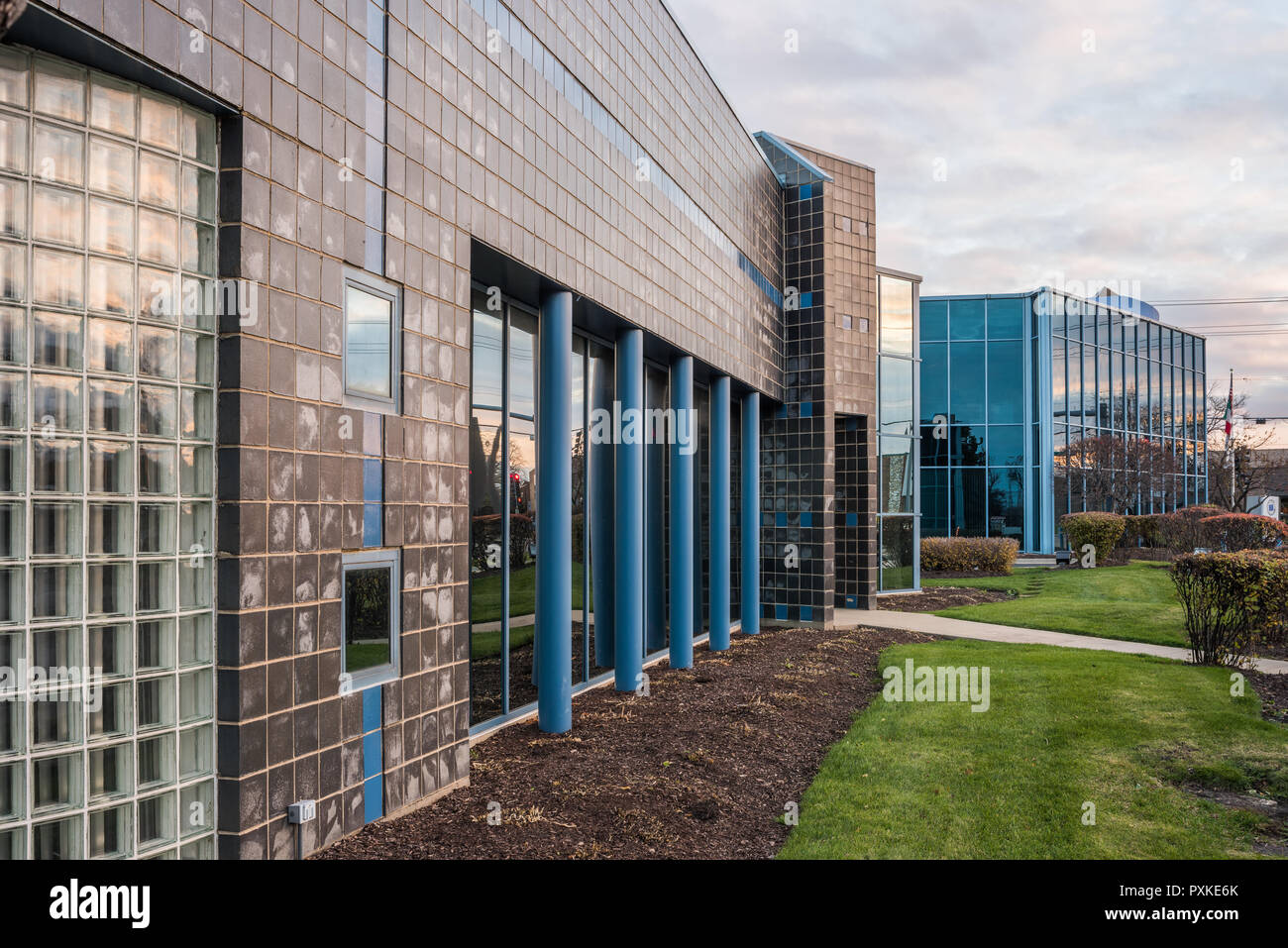 Post-modernist commercial buildings in Elk Grove Village Stock Photo ...