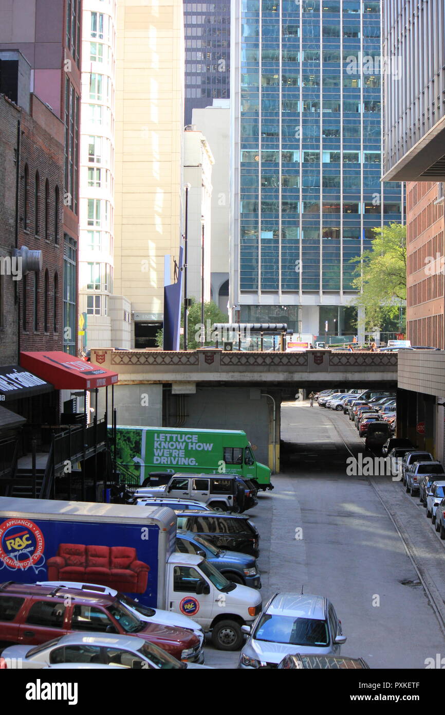 Downtown Chicago back alley with parking and bridge Stock Photo - Alamy